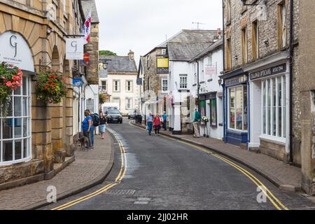 Kirkby Lonsdale, Cumbria, England - 12 August 2018: Narrow streets in ...