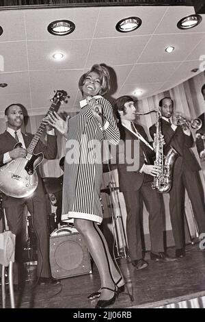MAXINE BROWN American Soul singer in 1965 Stock Photo - Alamy