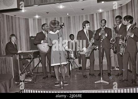 MAXINE BROWN American Soul singer in 1965 Stock Photo - Alamy