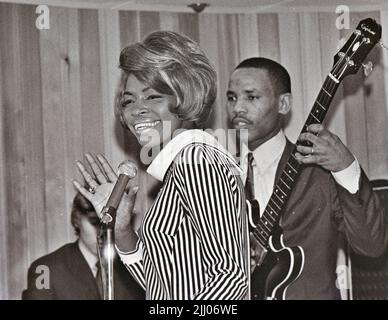 MAXINE BROWN American Soul singer in 1965 Stock Photo - Alamy