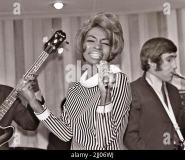 MAXINE BROWN American Soul singer in 1965 Stock Photo - Alamy