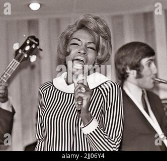 MAXINE BROWN American Soul singer in 1965 Stock Photo - Alamy