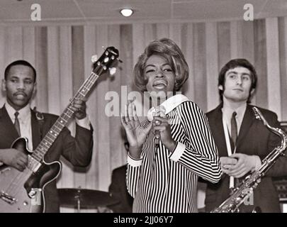 MAXINE BROWN American Soul singer in 1965 Stock Photo - Alamy