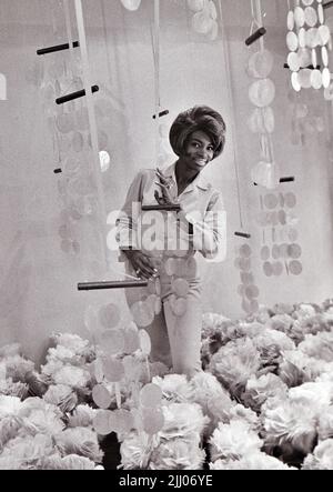MAXINE BROWN American Soul singer in 1965 Stock Photo - Alamy
