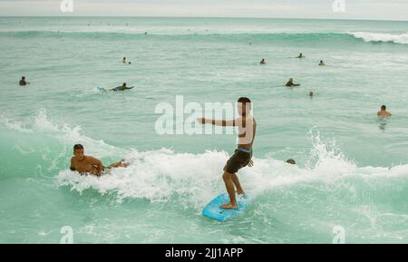 Editorial content from people surfing in Oahu, Honolulu, Hawai. . High ...