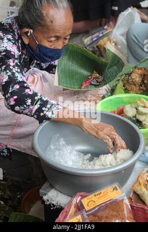 Indonesian Street Food in Yogyakarta, Mbah Satinem, selling jajanan ...
