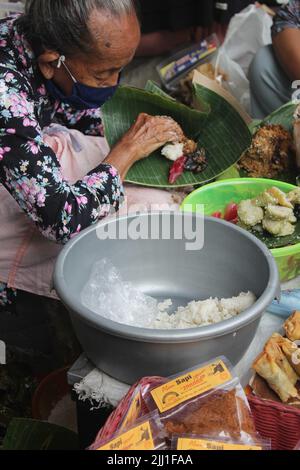 Indonesian Street Food in Yogyakarta, Mbah Satinem, selling jajanan ...
