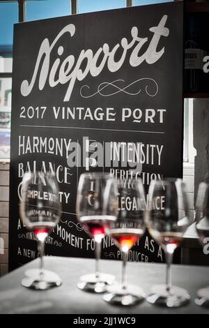 People sampling and tasting wines in vineyard Stock Photo - Alamy