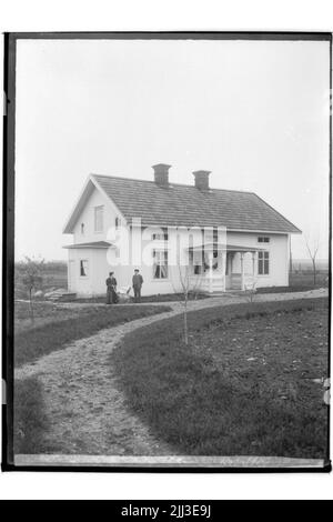 One and a half -level residential building, a wing building.8 people in ...