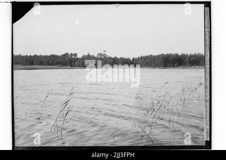 Esplunda Herrgård, Herrgården from the lake, three -storey main ...
