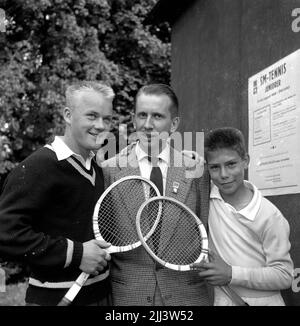 Junior tennis players training Stock Photo - Alamy