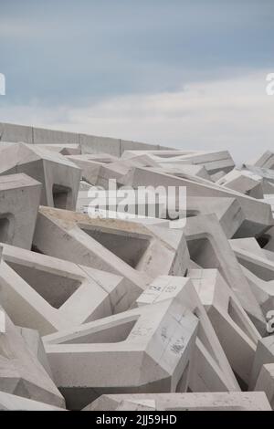 Wave-dissipating concrete blocks reinforcing a breakwater Stock Photo ...