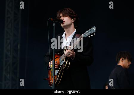 Elijah Hewson lead singer and guitarist of Inhaler Stock Photo - Alamy
