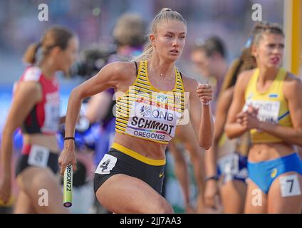 Alica SCHMIDT (SCC Berlin) action, start of the women's 400m semifinals ...