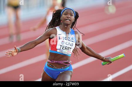 Twanisha Terry aka Tee Tee Terry celebrates with Fight On sign after ...