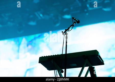 singer silhouette in stage lights live concert Stock Photo - Alamy