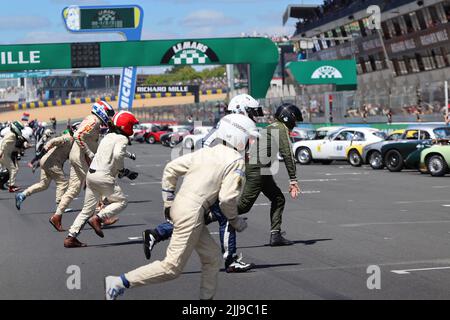2022 LE MANS CLASSIC = type Le Mans start for GRID 3 Stock Photo - Alamy