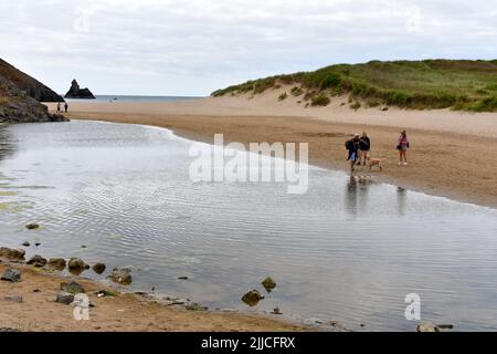Approaching Broadhaven South beach from Bosherston Lakes walk ...