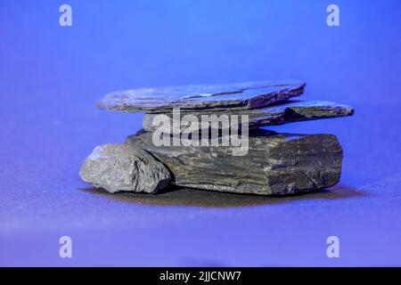 Slate, stone splinters, wood splinters, shingle is a collective term ...