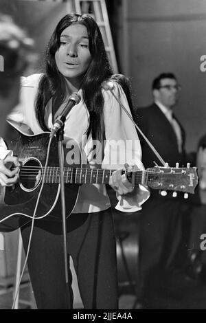 BUFFY SAINTE-MARIE Canadian singer in July 1965. Photo: Tony Gale Stock ...