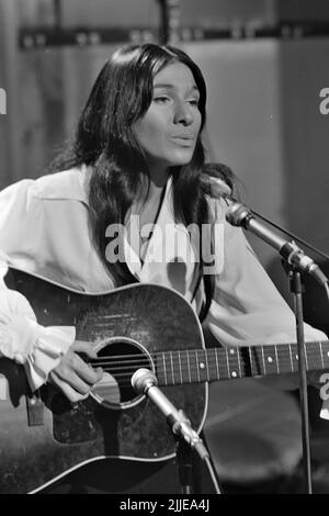 BUFFY SAINTE- MARIE Canadian singer in 1972 Stock Photo - Alamy