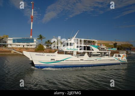 car and passenger ferry leaving Townsville for Magnetic Island ...