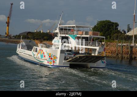 car and passenger ferry leaving Townsville for Magnetic Island ...