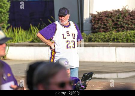 Baton Rouge, LA, USA. 25th July, 2022. An LSU fan wears a Pete Maravich ...
