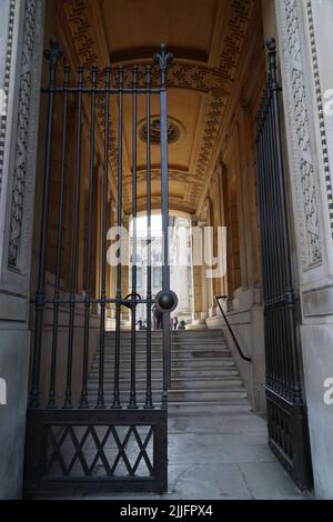 Ancient gate in the city of Oxford Stock Photo - Alamy