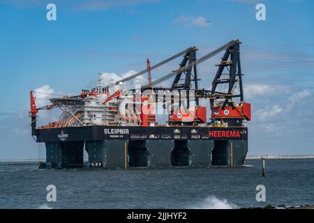 Semi-submersible crane ship Sleipnir, a semi-submersible floating crane ...