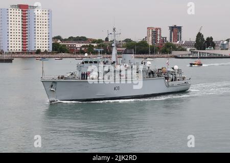 HMS Hurworth (M39) Hunt class mine countermeasures Royal Navy ship in ...