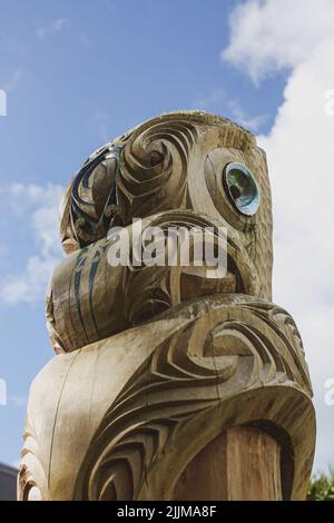 A vertical shot of the wooden Maori sculpture Stock Photo - Alamy
