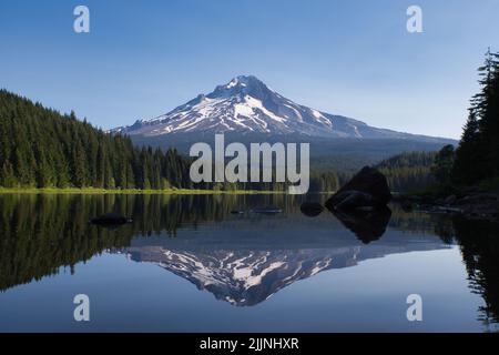 A mesmerizing view of a beautiful lake at scenic sunset Stock Photo - Alamy