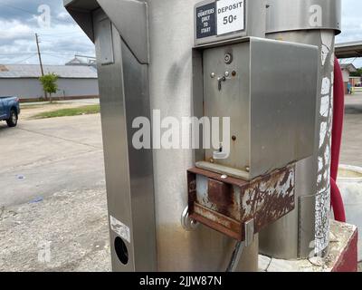 Waynesboro, Ga USA - 04 12 22: Vintage coin car wash rusted vacuum ...
