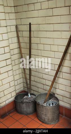 Old fashioned metal mop bucket and wringer Stock Photo - Alamy