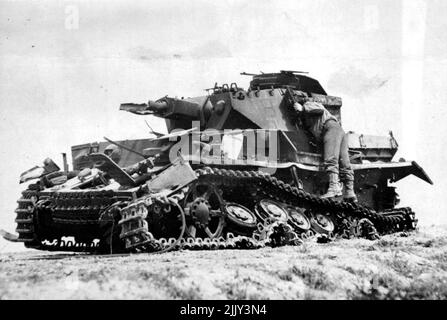 "World War II: tanks VI Tiger"" and ""King Tiger"" and 180 t tank ...