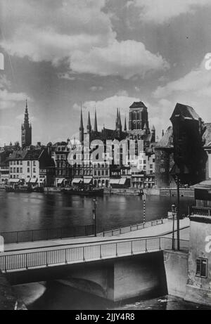 Beautiful old Danzig - A look at the famous Crane from the 15th century ...