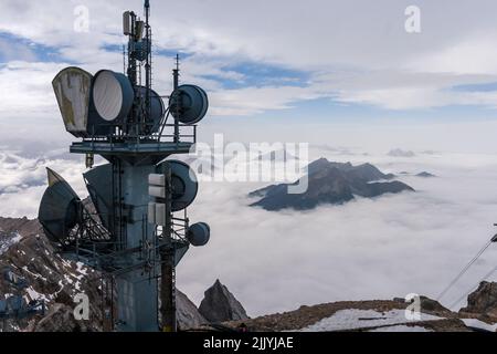Repeaters with powerful Radio Antennas for Telecommunications of ...