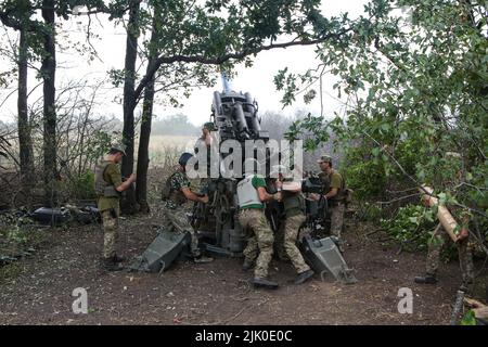 Ukrainian servicemen fire a M777 howitzer towards Russian positions at ...