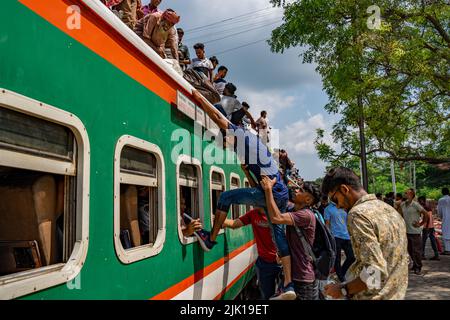 Overcrowded train in Bangladesh Stock Photo - Alamy
