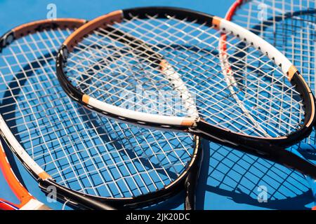 broken tennis rackets blue tennis court Stock Photo - Alamy
