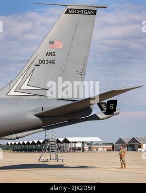 A crew chief with the 127th Aircraft Maintenance Squadron, Selfridge ...