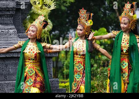 Indonesian perform kenyo dance to celebrate world dance day Stock Photo ...