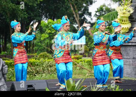 Indonesian perform minang ria dance to commemorate world dance day ...