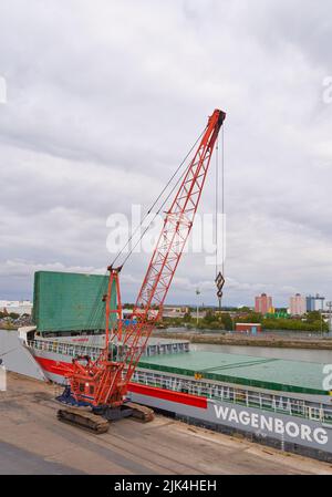 Dock crane next to a bulk carrier cargo ship in Hull docks, Yorkshire ...