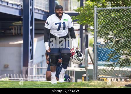 New England Patriots guard Mike Onwenu (71) warms up prior to an NFL ...