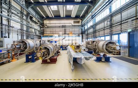 Darmstadt, Germany. 20th July, 2022. Two men work at the linear ...