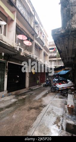 Bangkok Back Alley Buildings tourist attraction Stock Photo - Alamy
