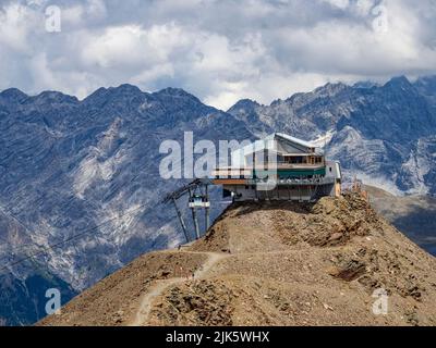 Bormio 3000 cable car arrive on the top of the mountain Stock Photo - Alamy