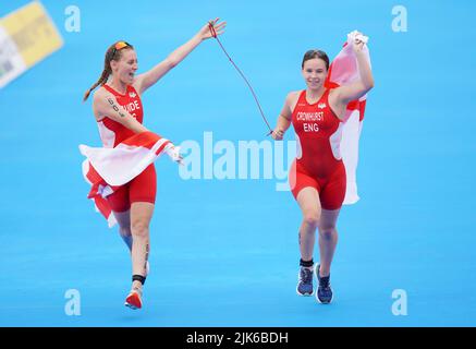 England's Katie Crowhurst (right) and her guide Jessica Fullagar ...